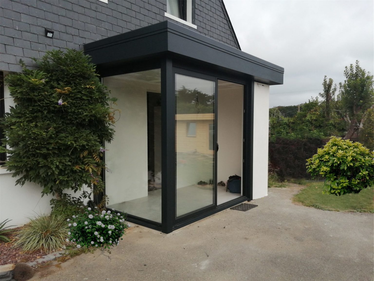 Fabrication et pose de sas d'entrée en aluminium en Bretagne